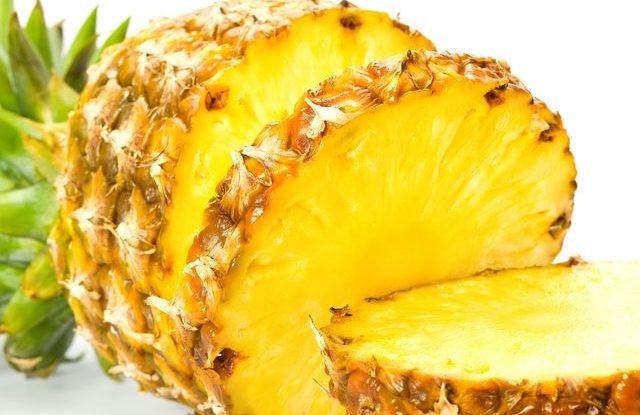 Jak krájet ananas. Naporcujte ho s mininem odpadu | WomanOnly