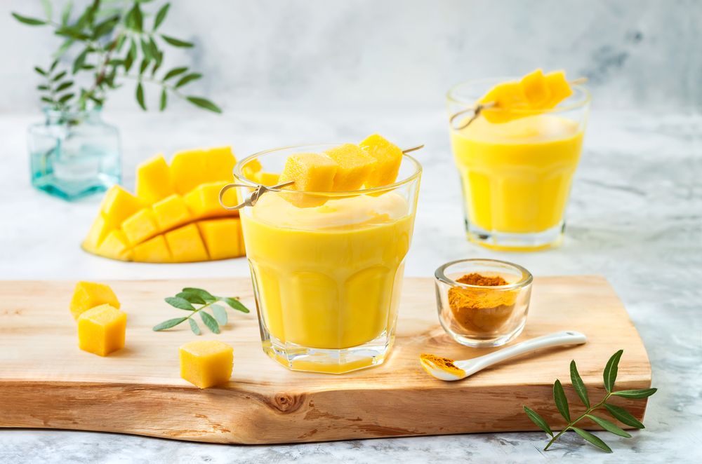 Recept na mango lassi. Kořeněný drink, který osvěží a zasytí - WomanOnly