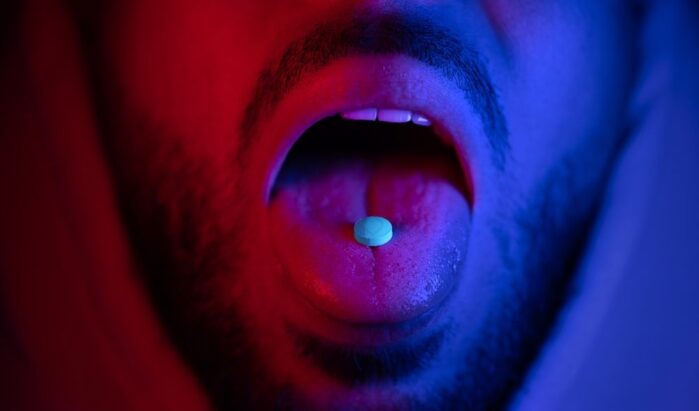 Extáze a její účinky. Proč se jí říká droga empatie a v čem spočívá ...